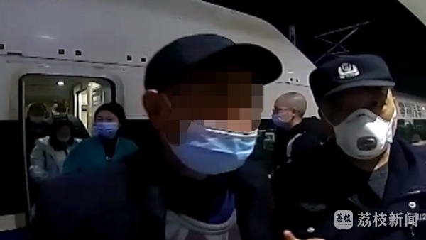 男子 烟瘾”难耐在高铁车厢内吸烟 导致列车缓行被处罚我苏网